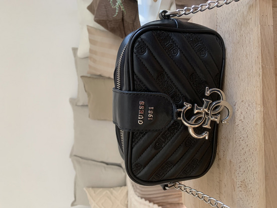 Guess crna torbica preko tela