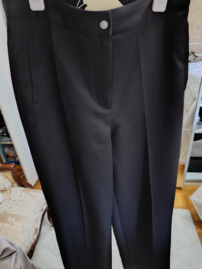 Nove crne pantalone
