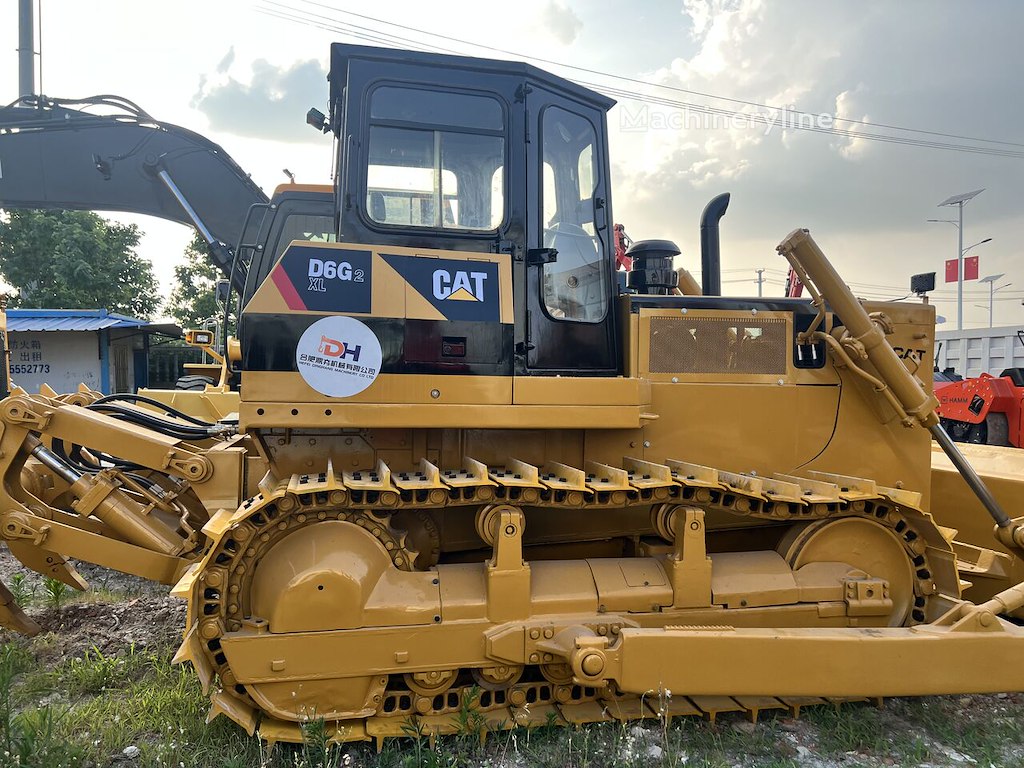 Caterpillar D6G2 buldožer