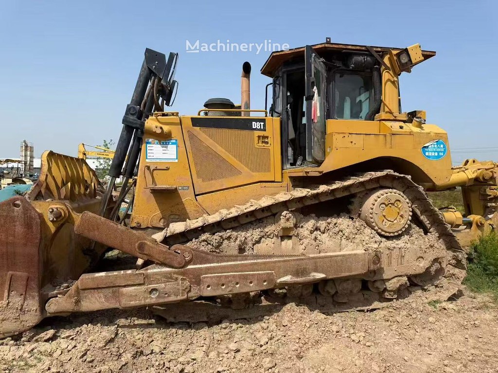 Caterpillar D8T buldožer