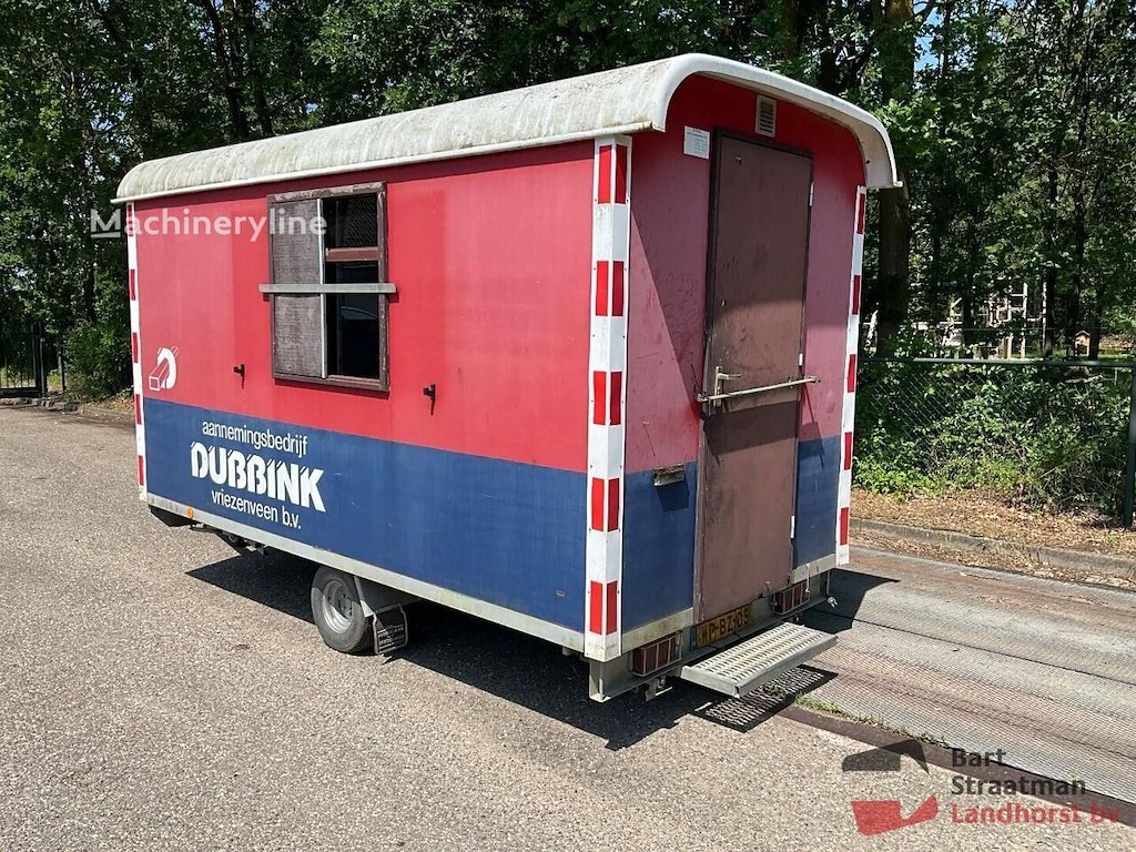 Atec PB2 met Brouwer schaftkeet. radnički kontejner