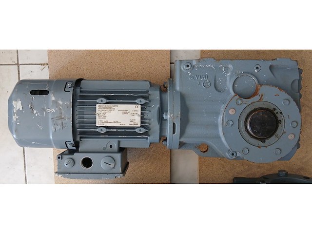 Elektromotor 0,75 kW sa reduktorom na 19 obrtaja