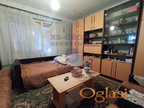 Kuća za rušenje / renoviranje na lepom i prostranom placu u Ravnom Selu.