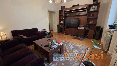 Urban Vračar Flat with High Ceilings