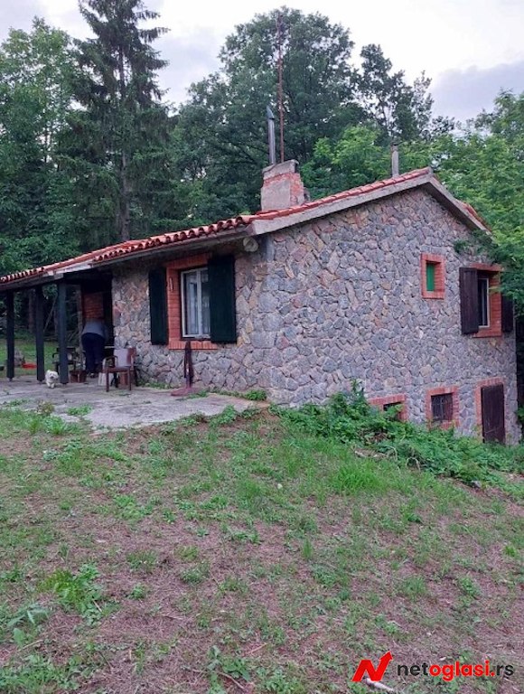Prodajem kamenu kucu