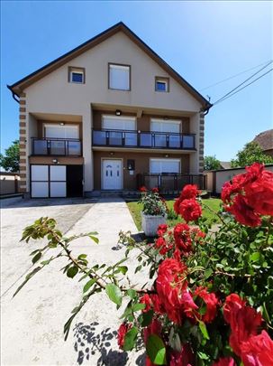 Dve kuće smeštene na parceli od 24.85 ari