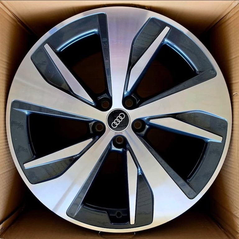 ORIGINAL ALU FELNE ZA AUDI
9j x20 et38 5x112