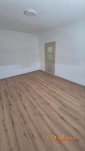 Odličan renoviran jednoiposoban stan - Sajam!
