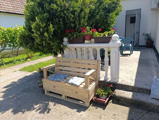 Paletna klupa od punog drveta