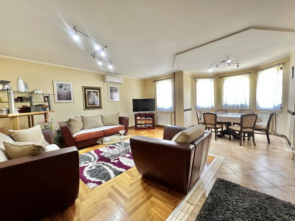 Prodaje se kuća-Avala 240m2 sa placom ID#2782
720.000 €