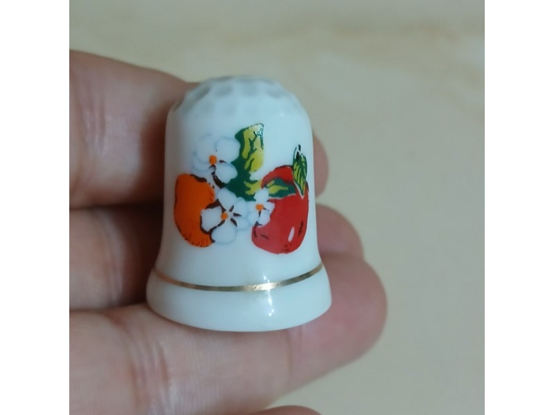 Stari porcelanski naprstak sa motivom voća i cvetova