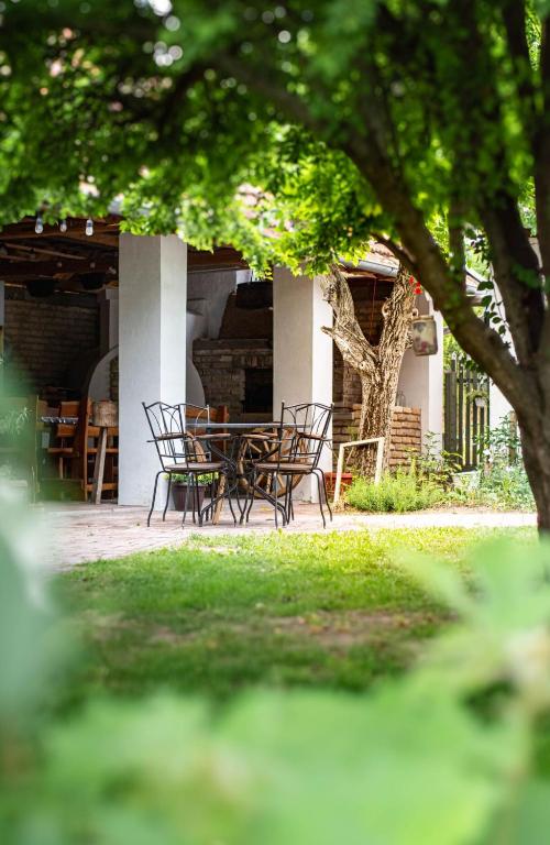 Gaia's Garden - Traditional Slow Living Farmhouse