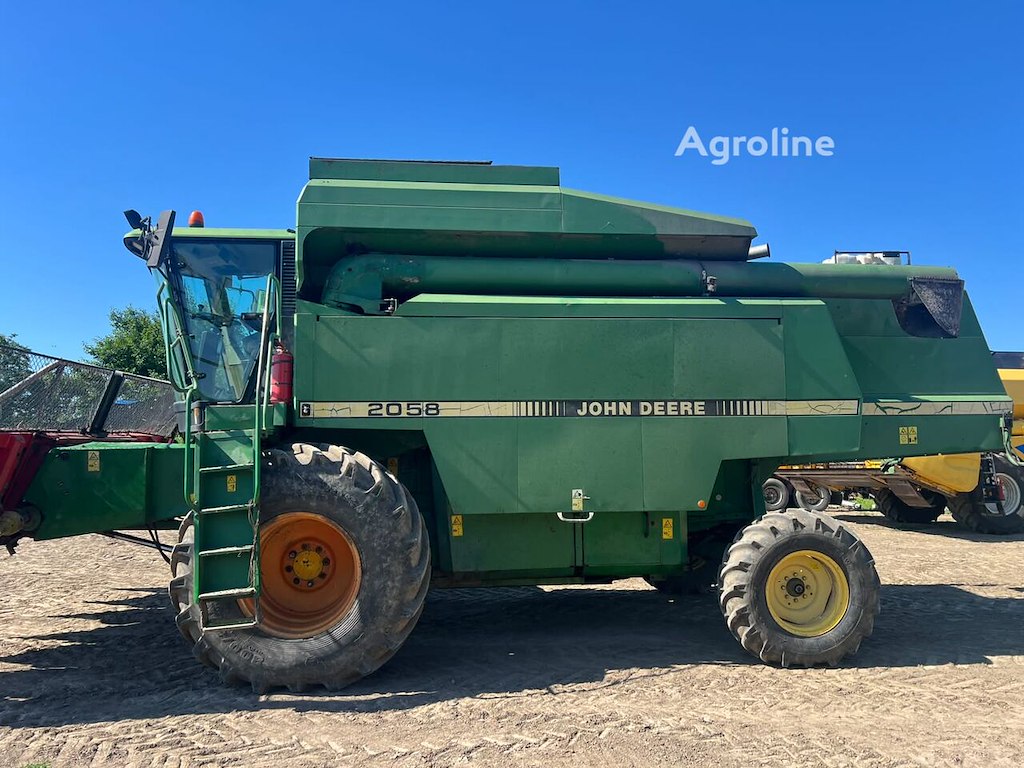 John Deere 2058 kombajn za žito