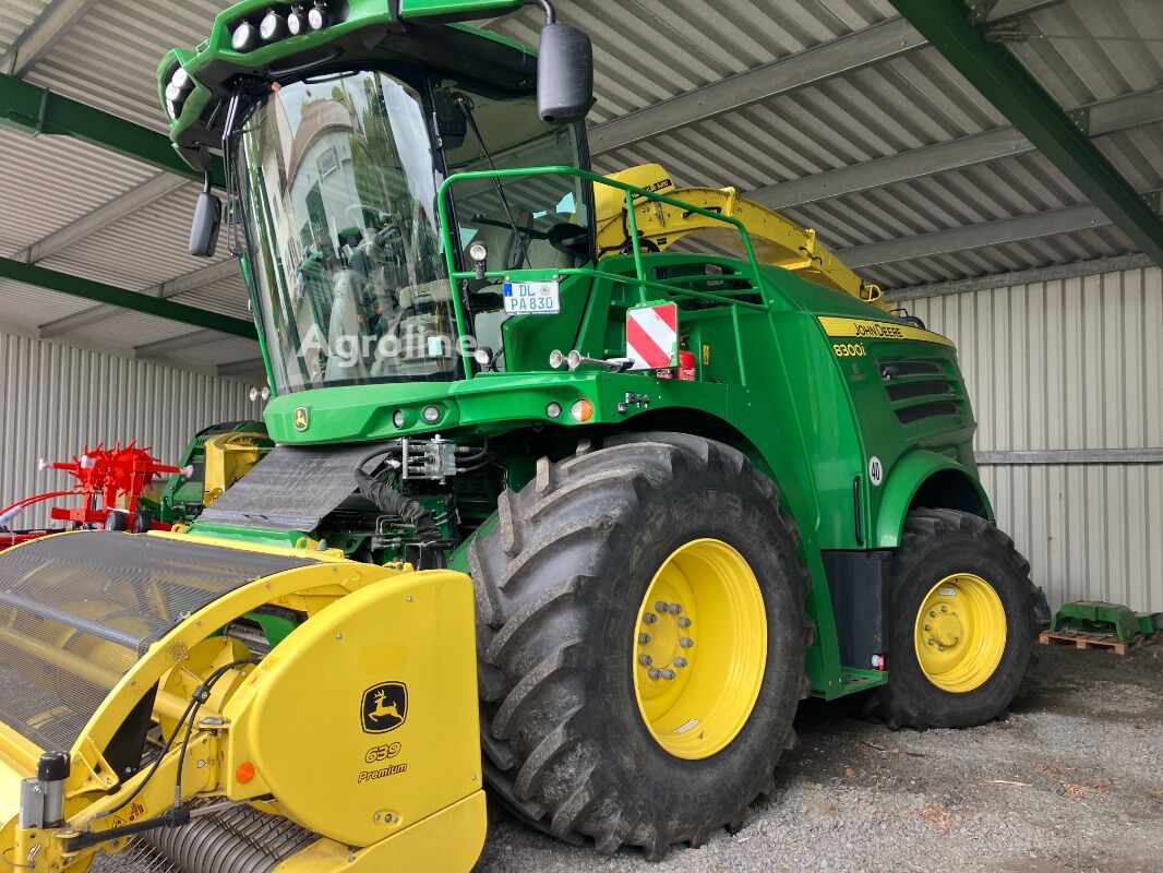 John Deere 8300i mit John Deere 639 PickUp krmni kombajn