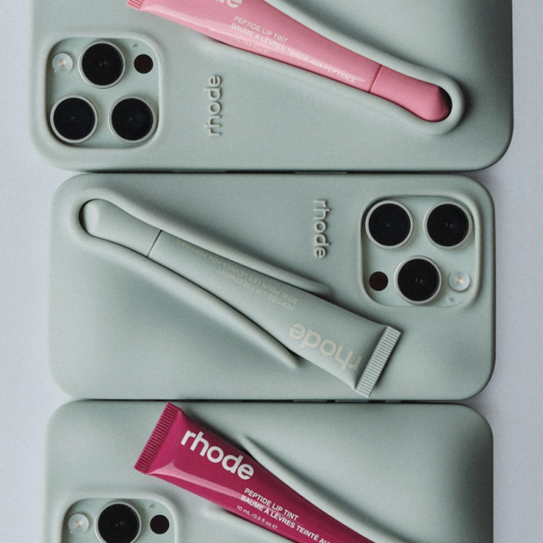 Maska za iPhone 17 Pro salty tan Rhode LIP CASE + LIP TINT