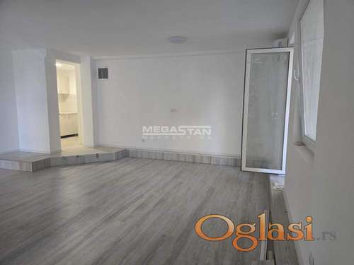 Kompletno renoviran 4.0 sa baštom, Žarkovo