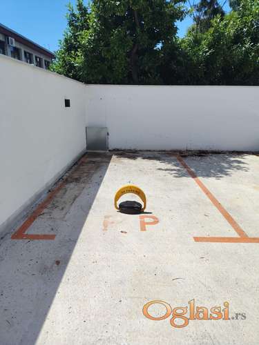 Prodajem parking mesto u zatvorenom dvorištu zgrade