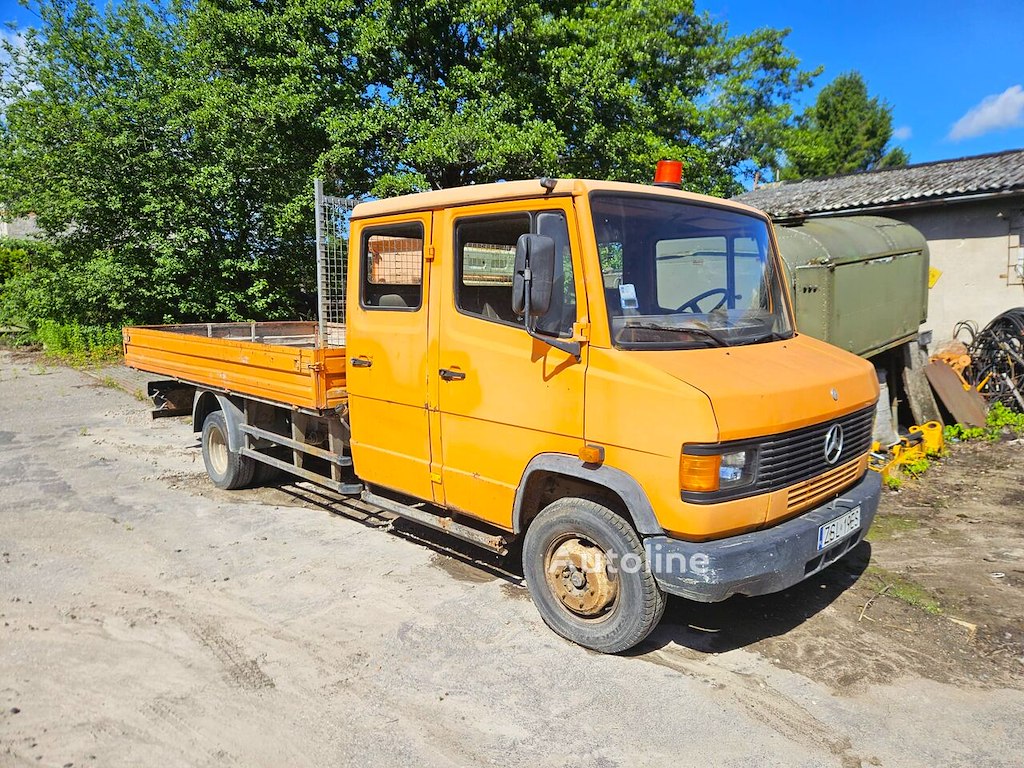 Mercedes-Benz 711 kamion s ravnom platformom