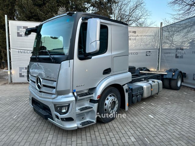 Mercedes-Benz Actros 1843 4x2 chassis under car carrier autotransporter