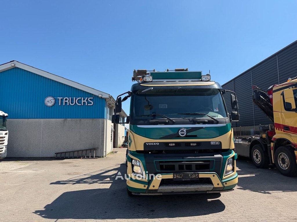 Novi Volvo FMX kamion sa kukom za podizanje tereta