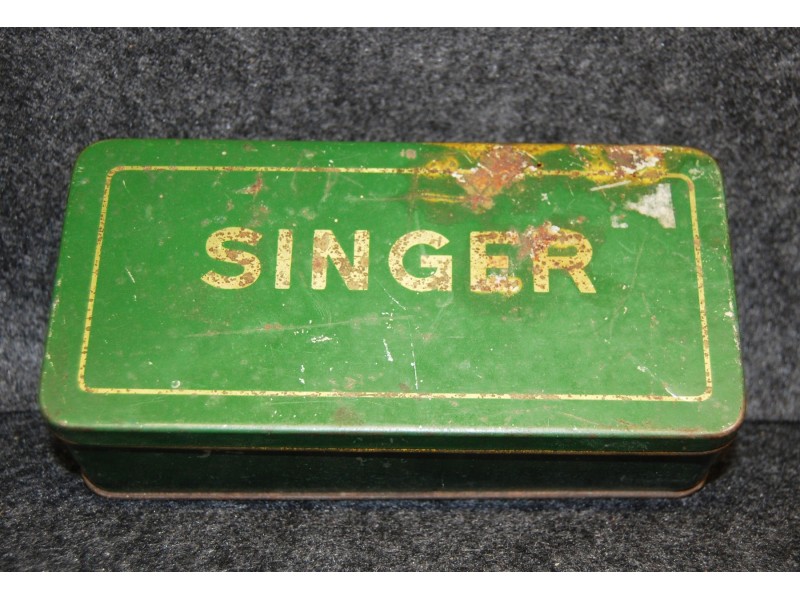 Stara zelena SINGER 66 limena kutija