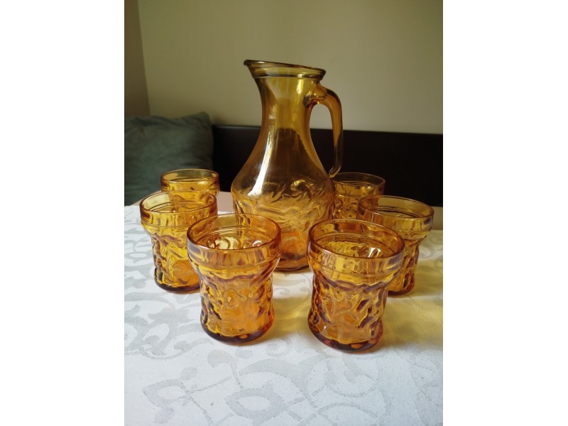 Odlično očuvan Italijanski set (1970-te, amber staklo)