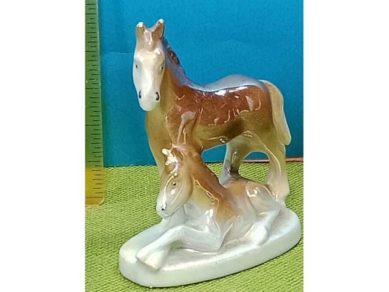 lepa porcelan figurica konja i ždrebeta