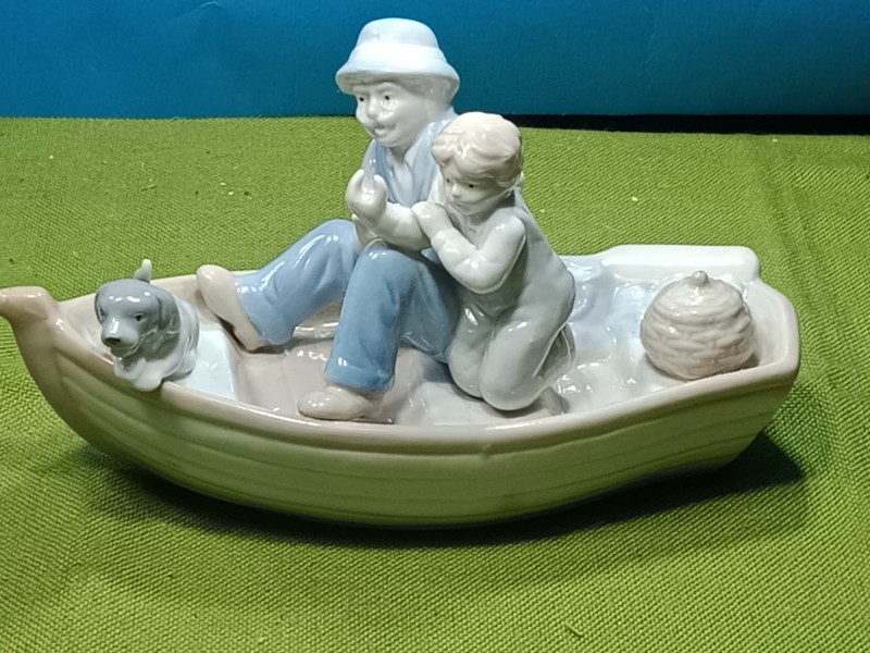 porcelanska figuric DEDA I UNUK PECAJU U ČAMCU