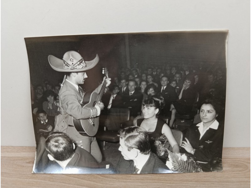 Vintage fotografija dama na koncertu