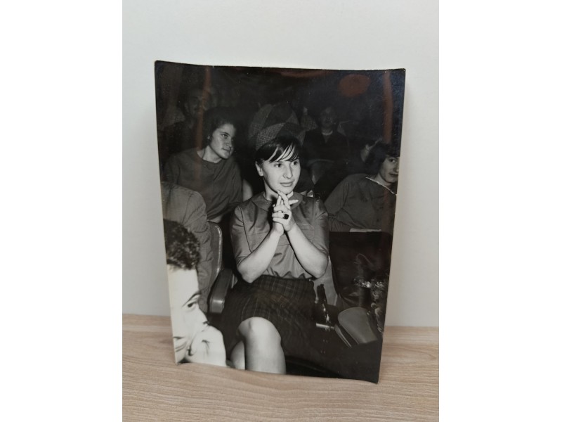 Vintage fotografija dama na koncertu