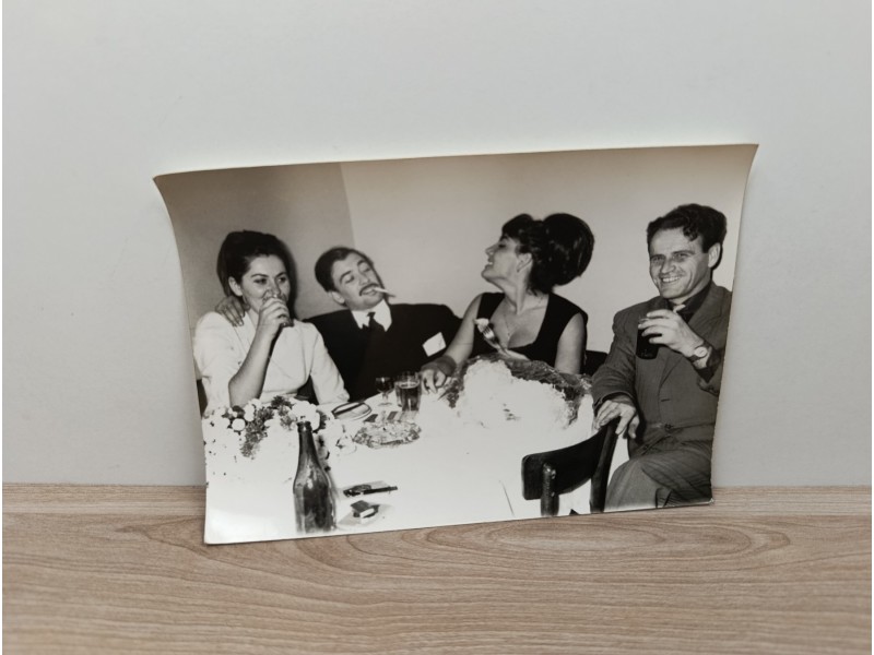 Vintage fotografija dame i gospoda na večeri