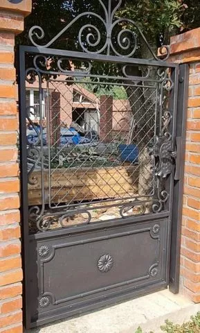 KOVANE PEŠAČKE KAPIJA