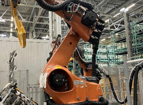 KUKA робот KR 240-2 2000 Сериски број 910453 Индустријски робот укључујући ормар за електричне контроле 57278