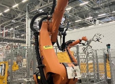 Robot KUKA KR 240 L210-2 2000 industrijski robot uključujući upravljački ormar