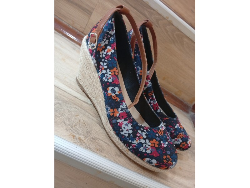 **NOVO** ESPADRILE br 37