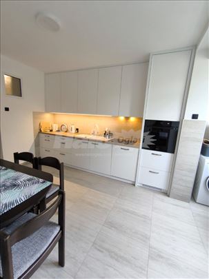 Prelep Stan 55 m2 na Karaburmi, NOVO renovirano