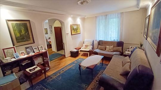 Kuća 250m2 sa velikim dvorištem