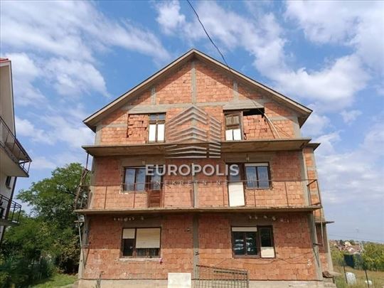 Odličan investicioni potencijal- Kuća 489m², plac