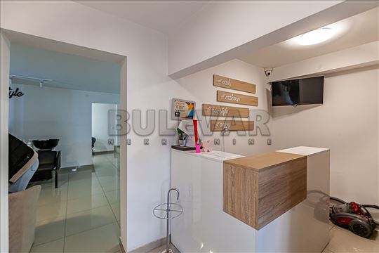 Izdaje se poslovni prostor 125m2 u širem centru gr