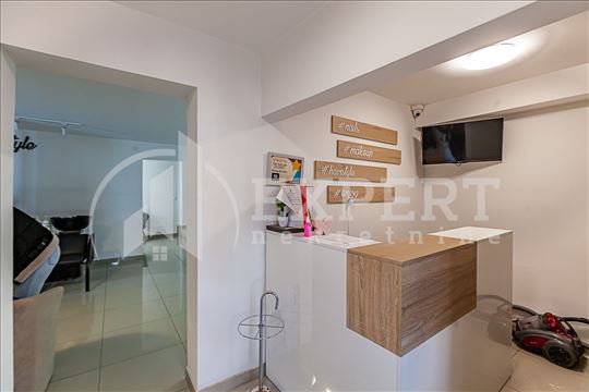 Izdaje se poslovni prostor 125m2 u širem centru gr