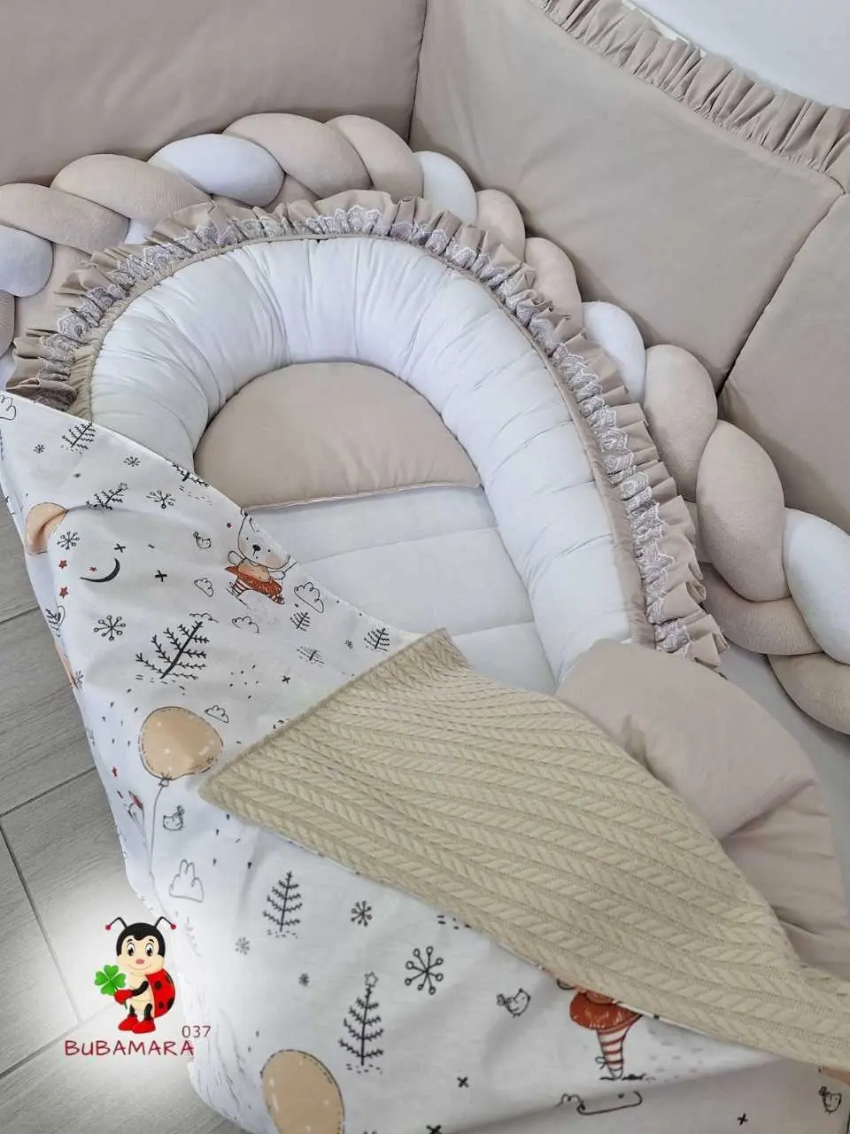 Bubamara037 Gnezdo za bebe sa karnerom, 70cm x 30cm, Belo-smeđe
