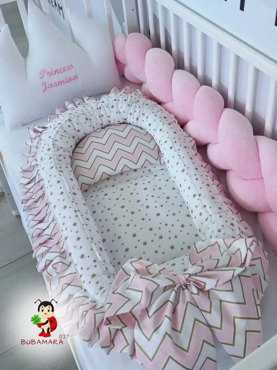 Bubamara037 Gnezdo za bebe sa karnerom Šare, Roze