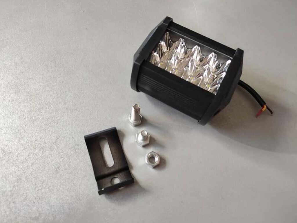 LED RADNI FAR | Treptajući radni far sa 12 LED dioda. Uz far ide i