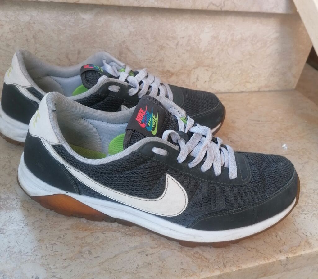Nike patike – retro trkački stil - Model: Nike lifestyle/trkački