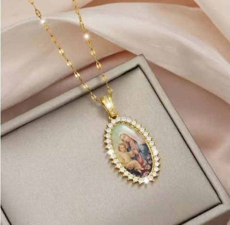 Zlatna ogrlica sa medaljonom – religiozni motiv - Dizajn: elegantan