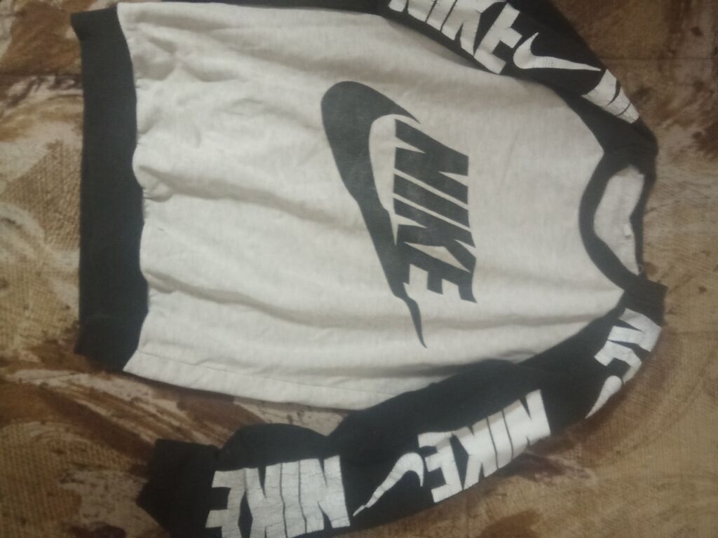 Nike duks sa dugim rukavima - Model: klasičan duks/raglan kroj -