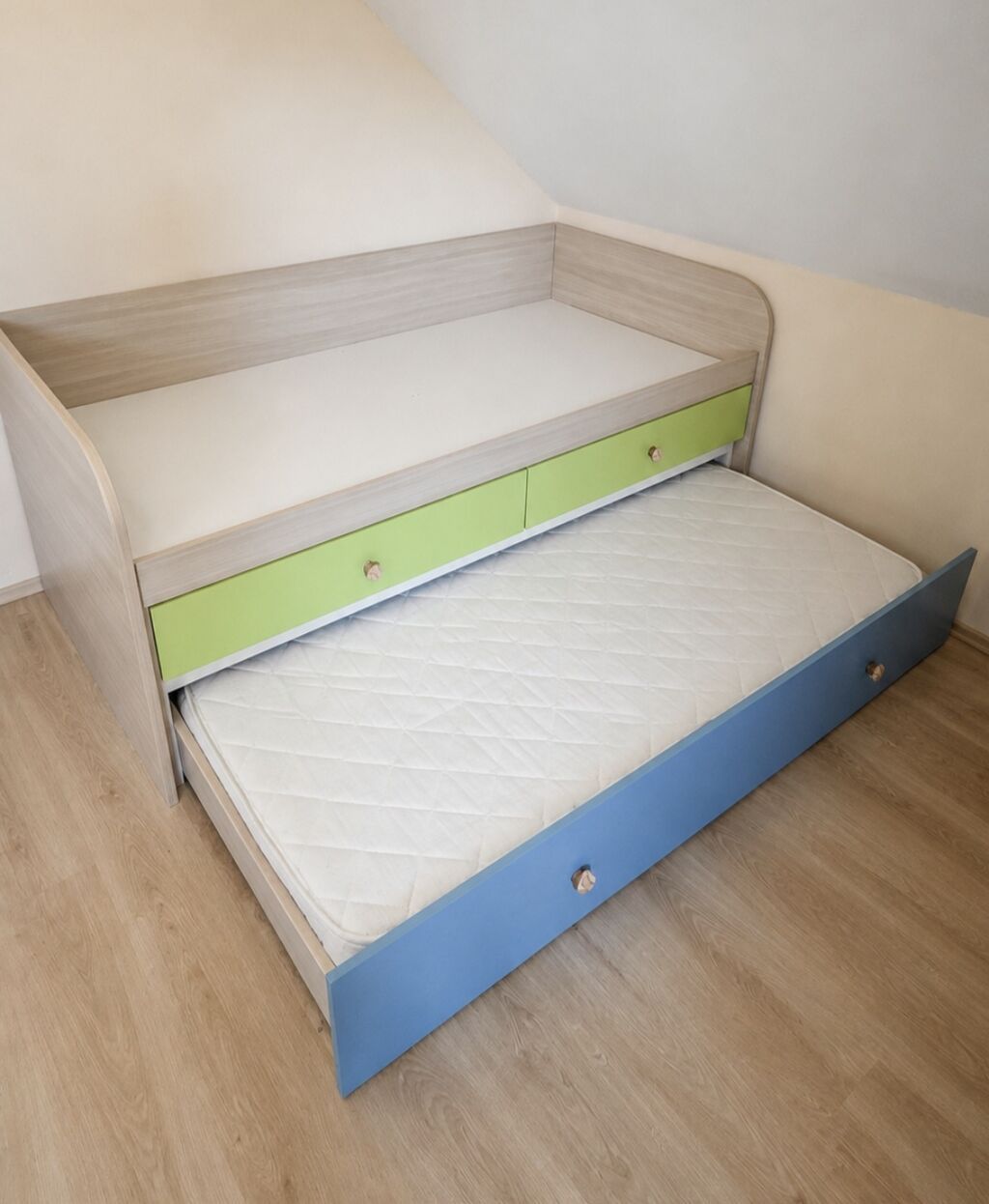 Gornji krevet nosi celicna konstrukcija kvalitetan i ocuvan. Donji