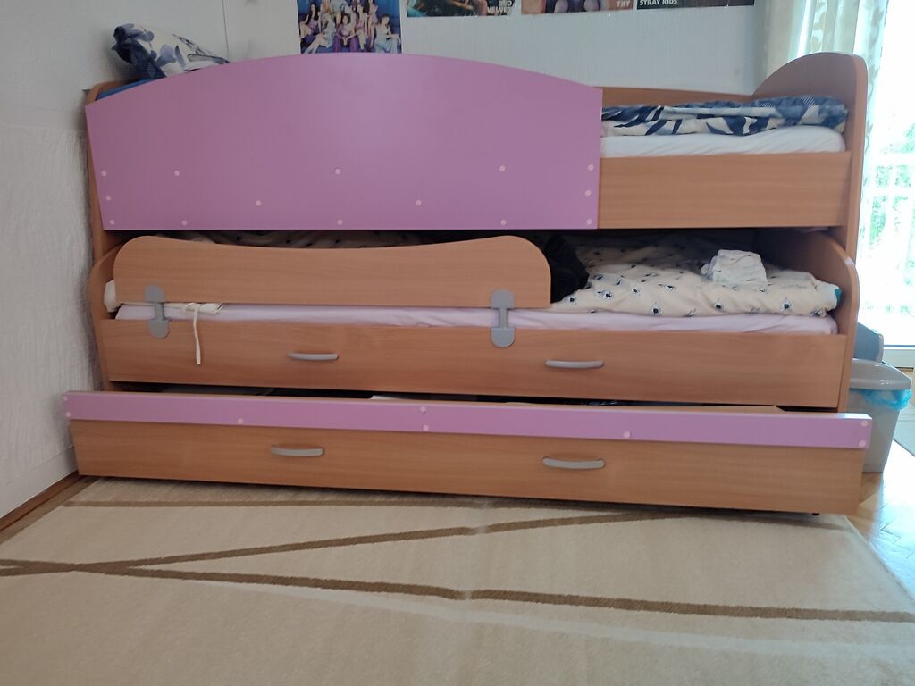 Gornji ležaj je namenjen standardnoj dimenziji dušeka (90x200 cm)