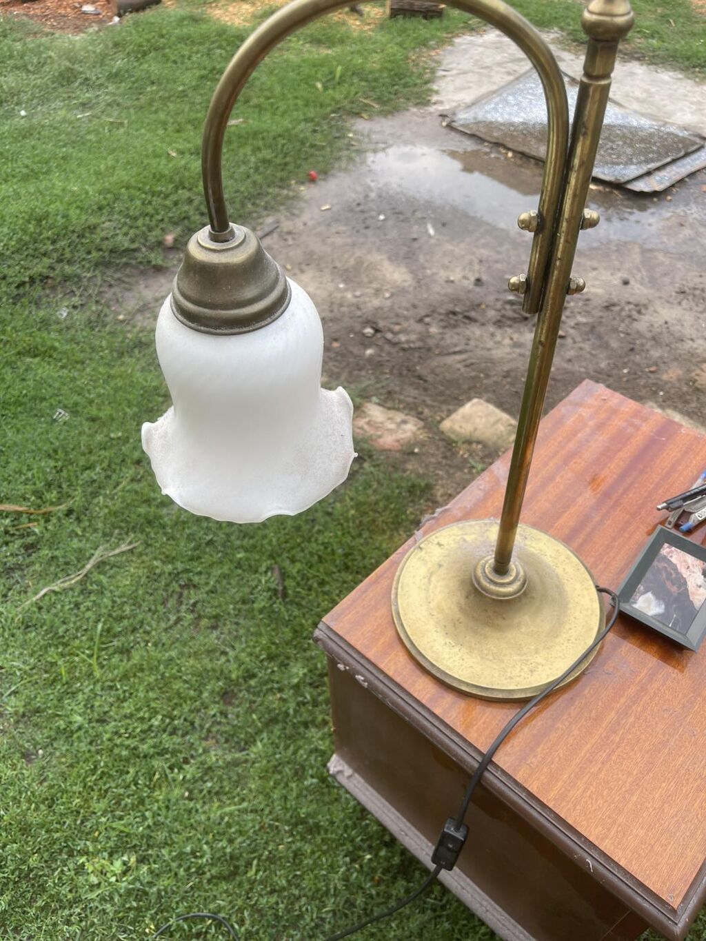 Stona lampa sa klasičnim mesinganim stalkom i staklenim abažurom -