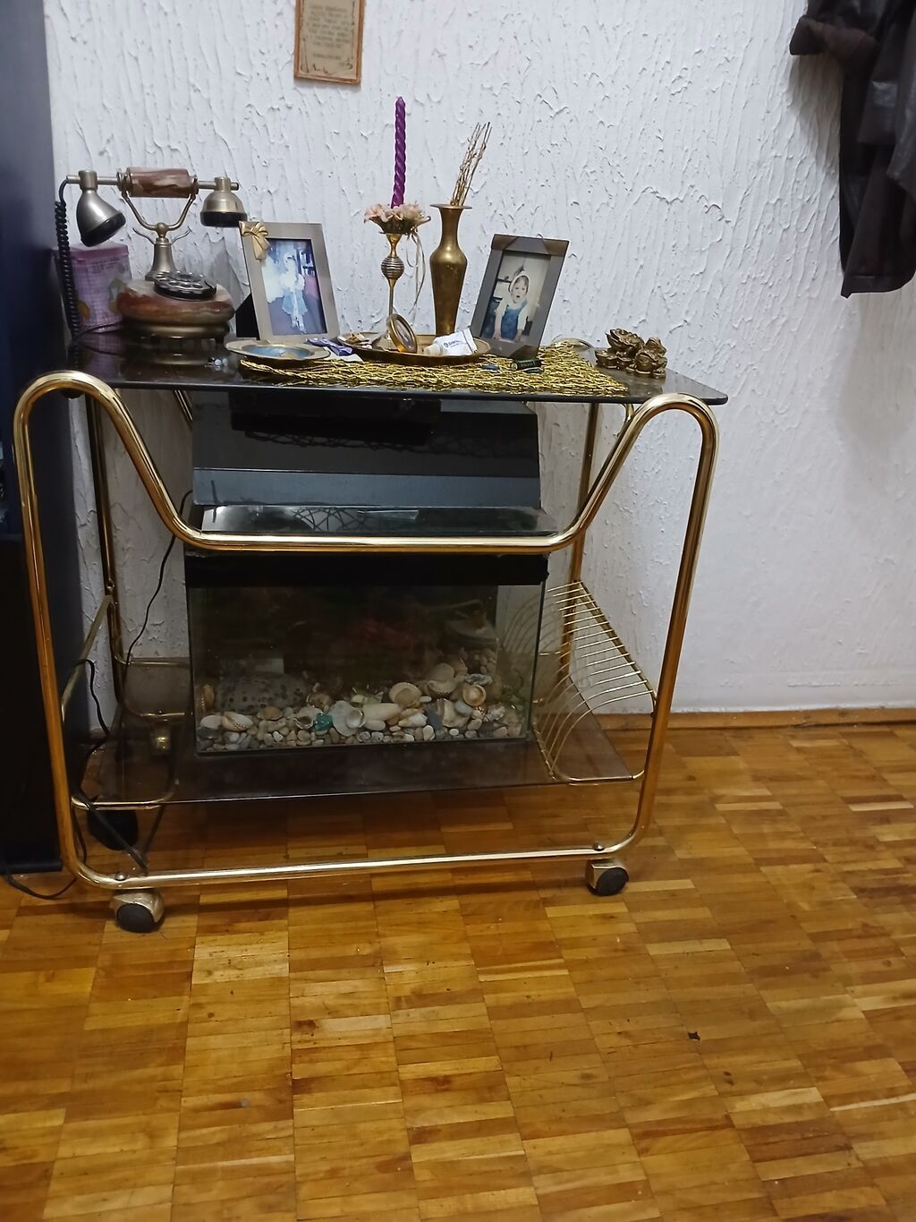 Vintage kolica/stočić sa staklenim policama i mesingano-zlatnim